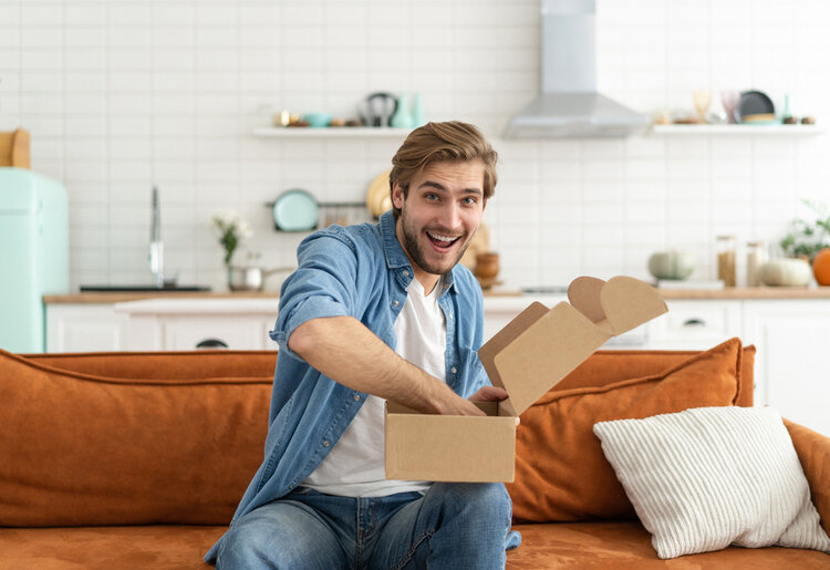 How to Spoil and Surprise Long Distance Boyfriend: 10 Ways