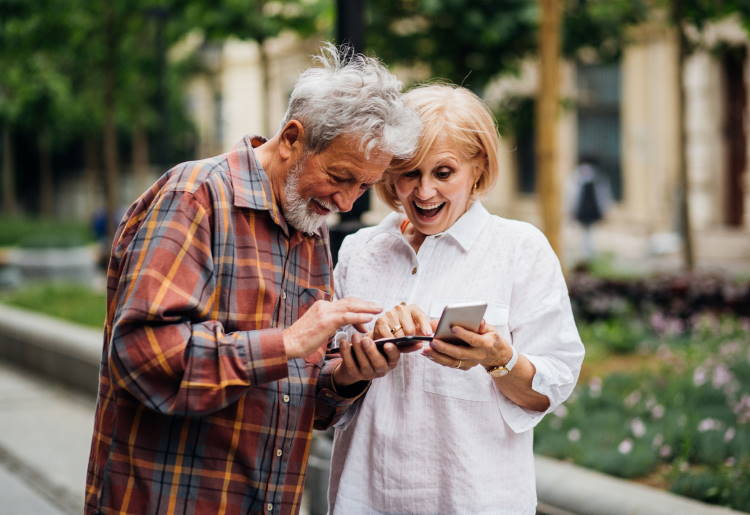 Top 10 Ways Seniors Can Use Online Tools to Stay Safe and Healthy